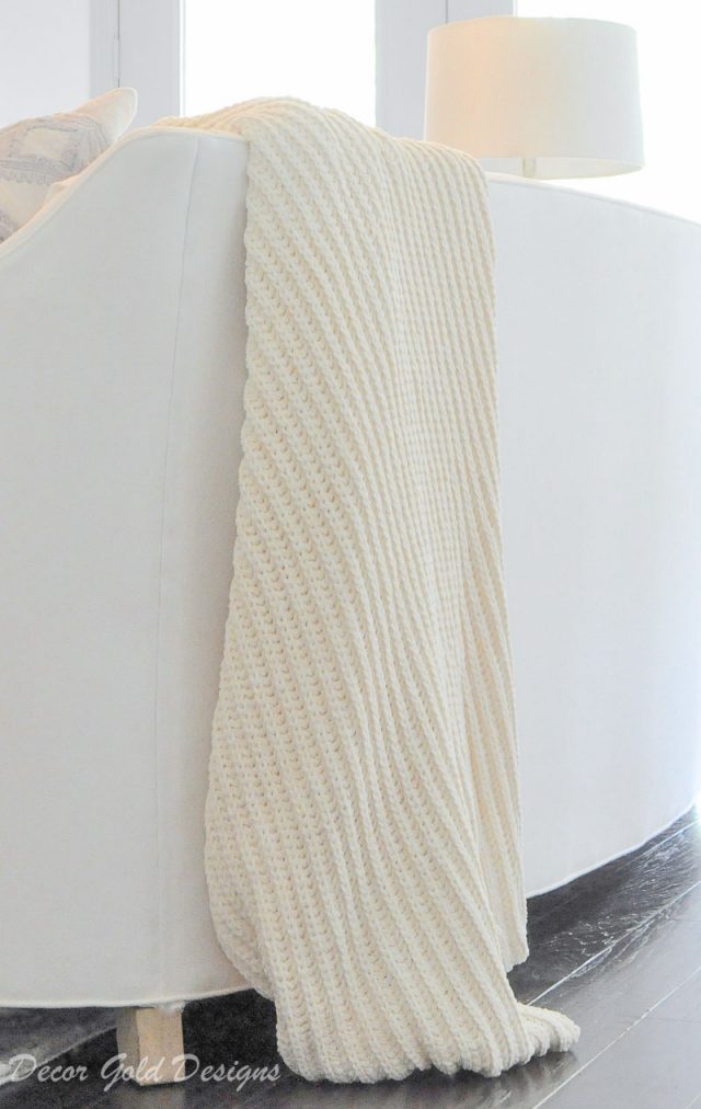 10 Ways to Style Throw Blankets - Decor Gold Designs